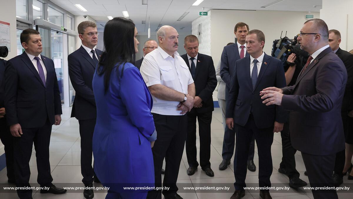 Лукашенко на пальцах объяснил, в чем разница между губернаторами ...