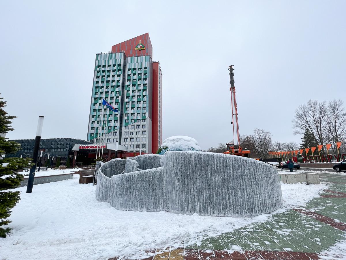 В Солигорске начали устанавливать главные городские елки. Какими они ...
