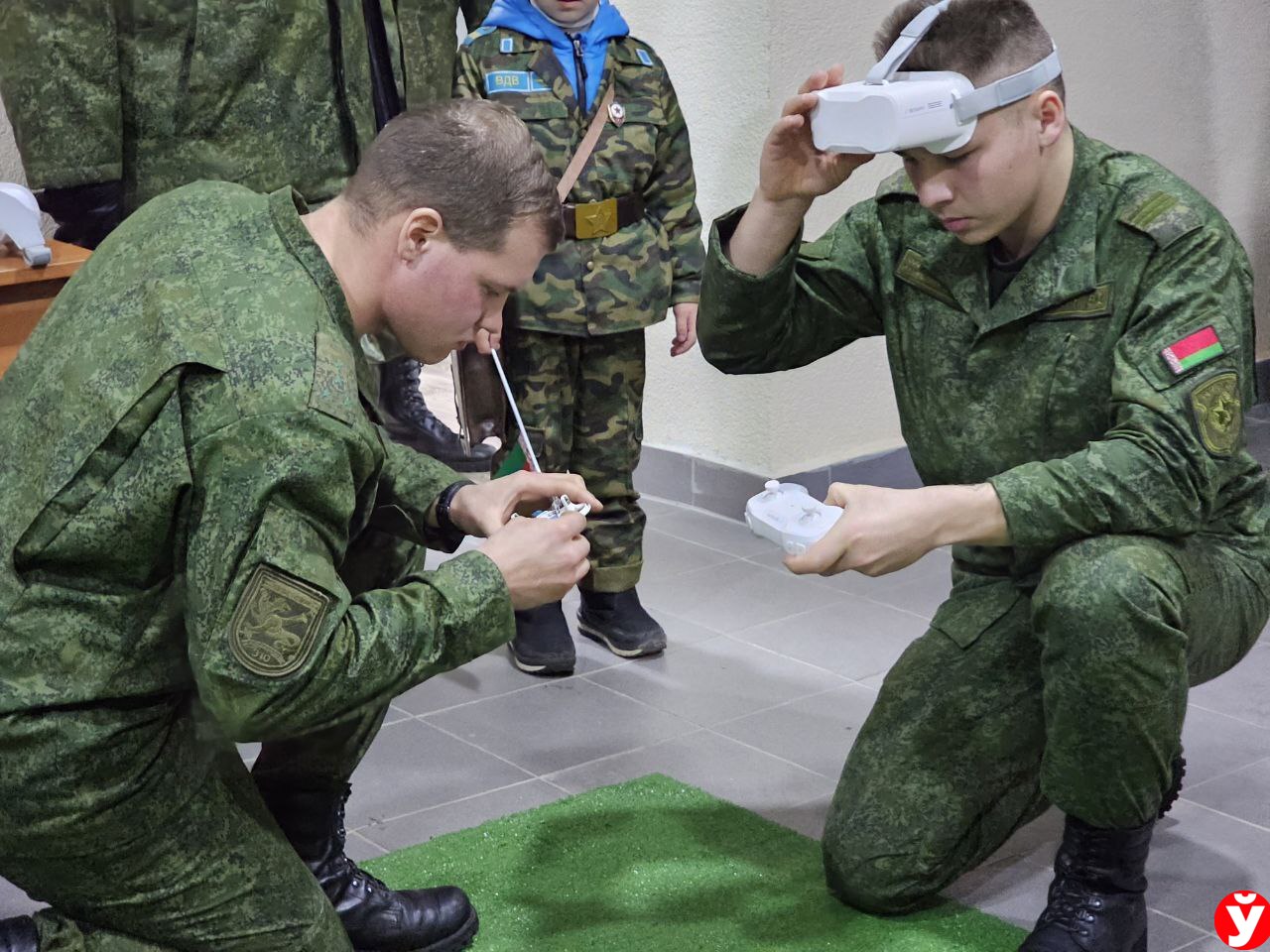 Класс FPV-дронов и модульная баня. В Борисове открыли военный городок ...