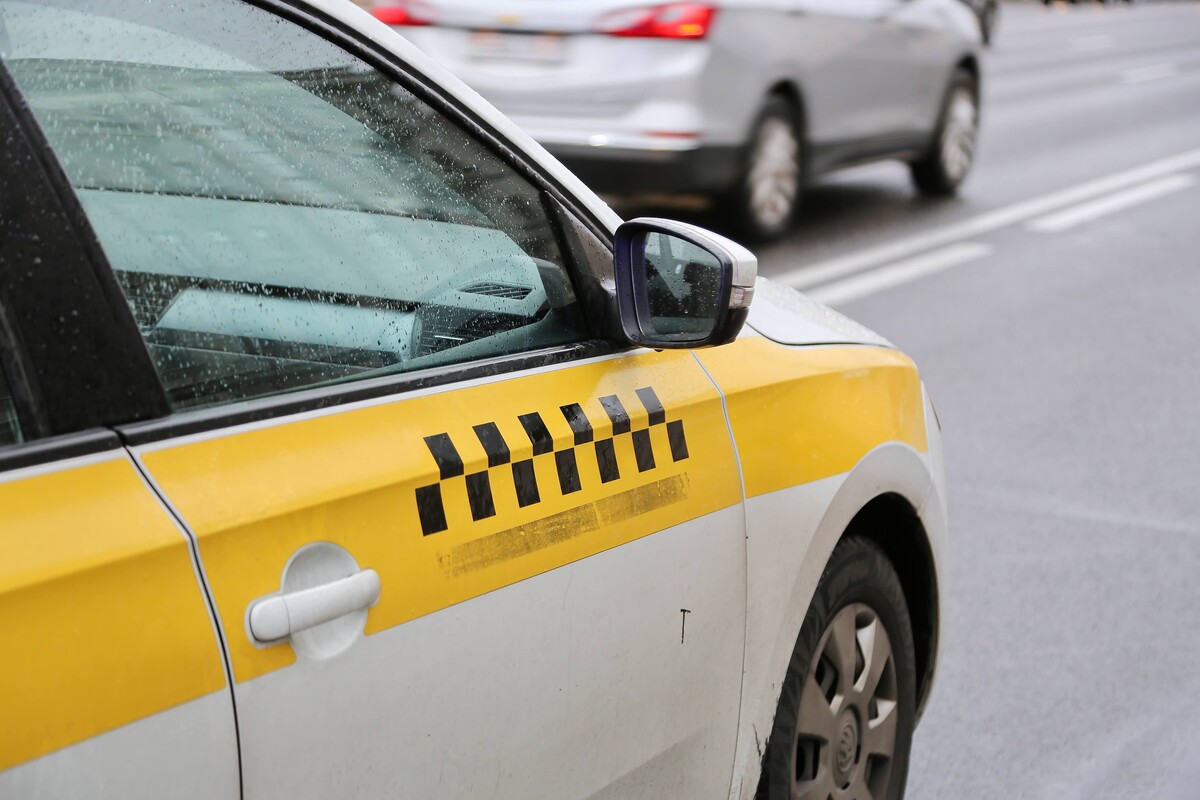 В Минске школьник обокрал родителей друга, чтобы ездить на такси бизнес ...